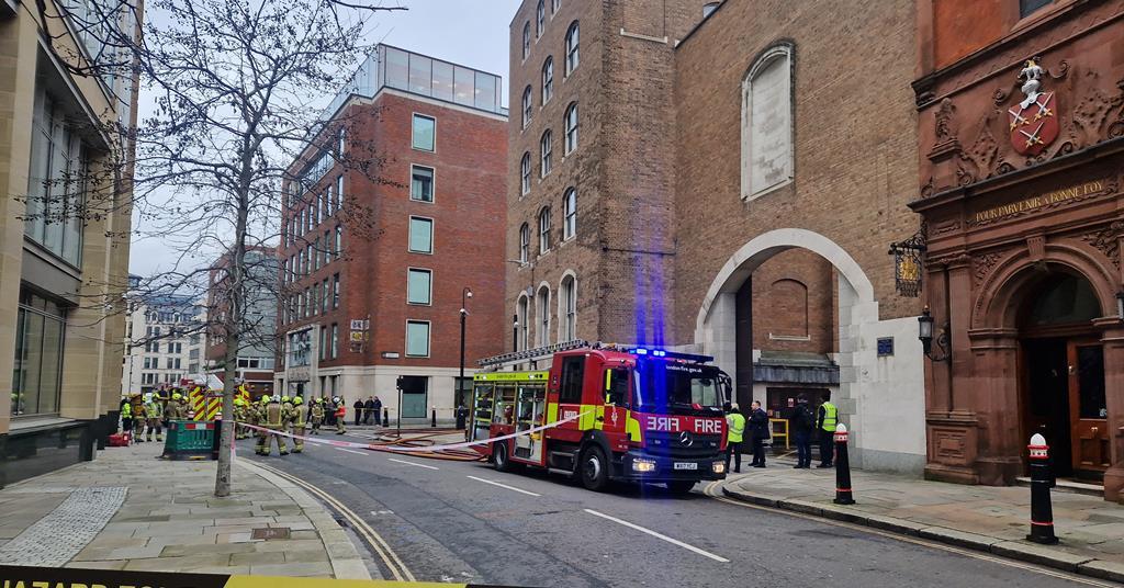London's Old Bailey evacuated after nearby fire | Law Gazette